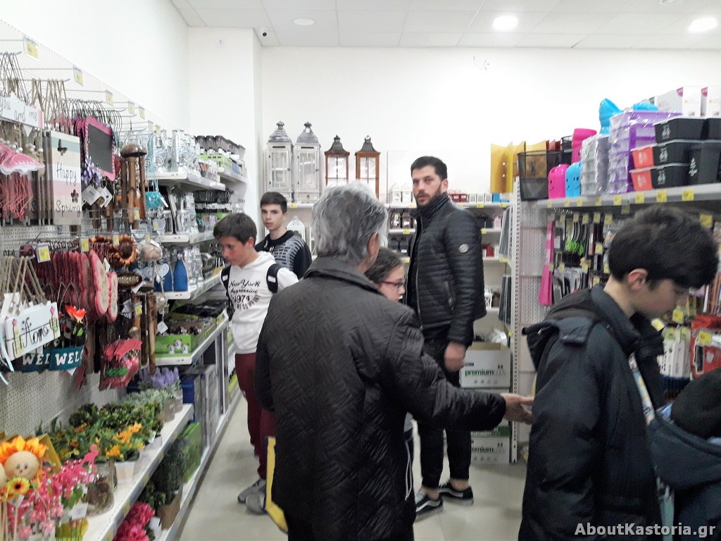 Κοσμοπλημμύρα στο Jumbo της Καστοριάς σήμερα, πρώτη μέρα λειτουργίας ...
